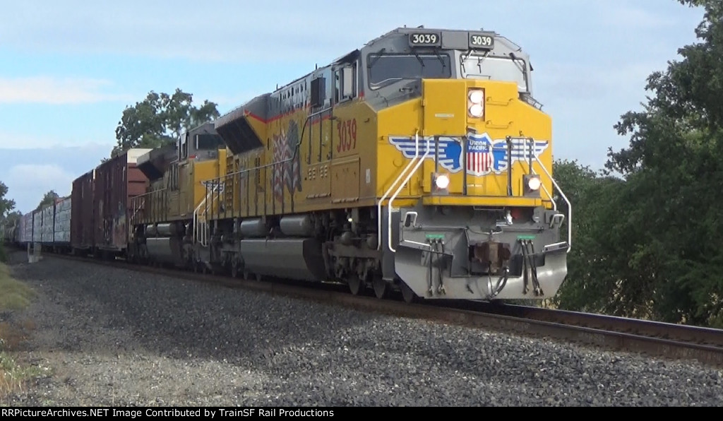 UP 3039 Leads a Manifest